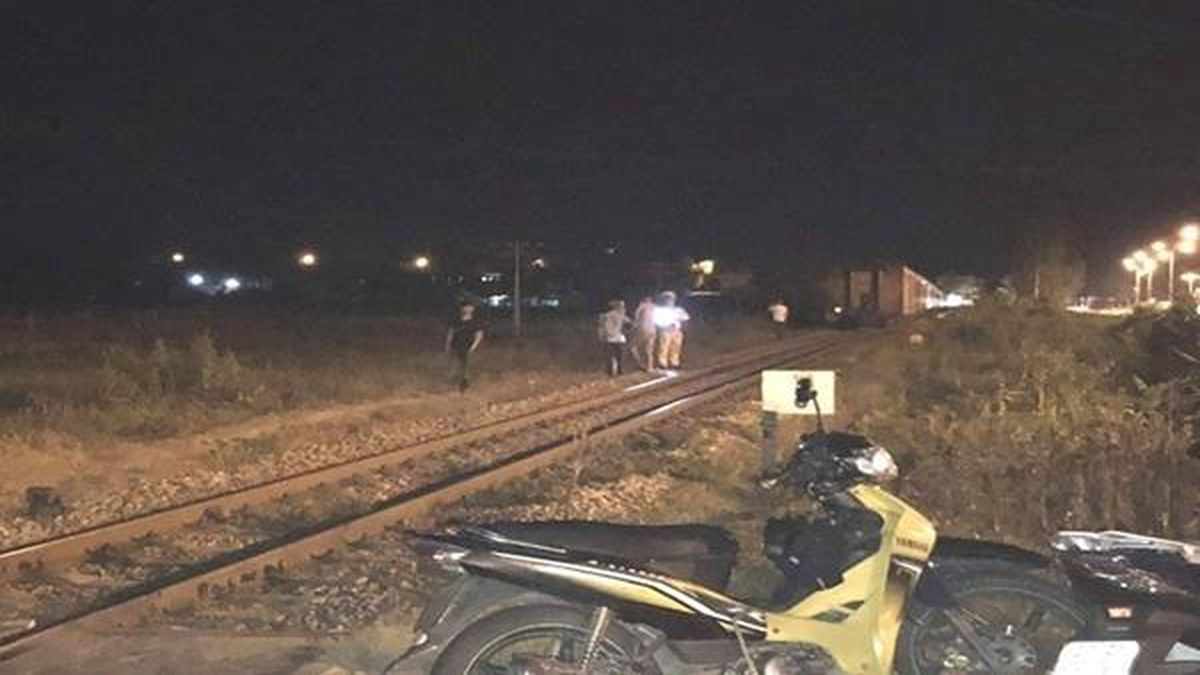 Người đàn ông nằm giữa đường ray bị tàu tông tử vong ở Quảng Nam - Báo ...