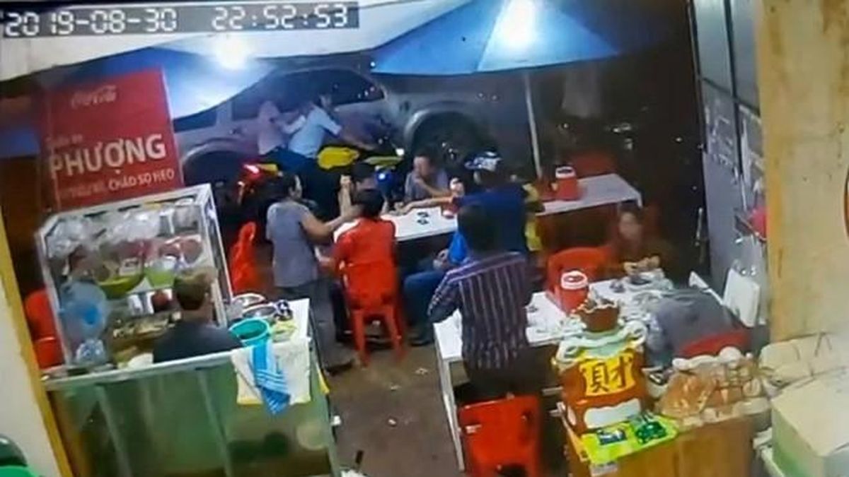 Cà Mau: Khởi tố xã đội trưởng và thuộc cấp đập kính xe của Bộ Công an ...