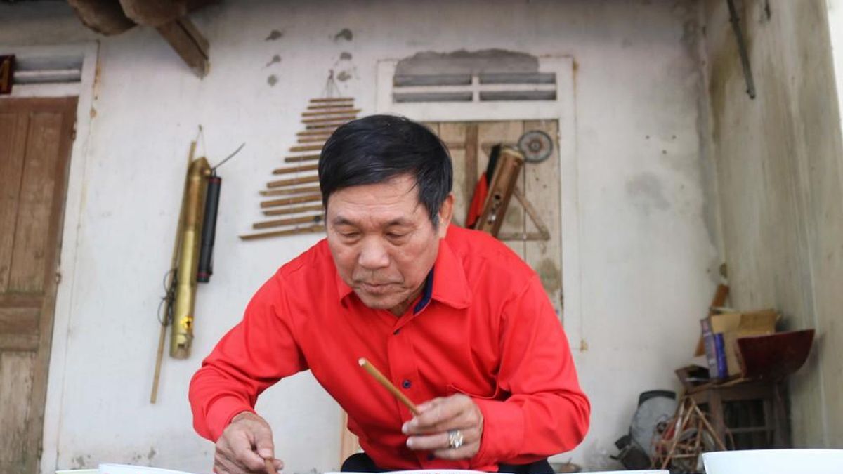 Cuốn hút màn đàn bát của ông giáo về hưu ở Nghệ An - Báo Nghệ An