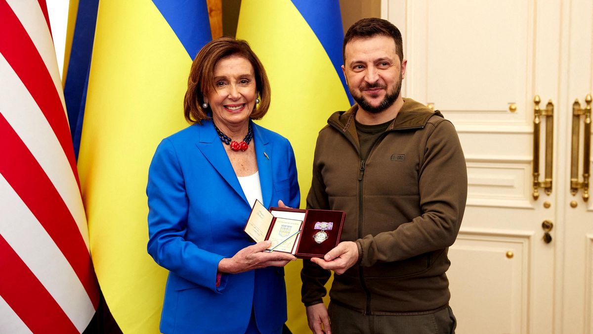 Mẫu áo khoác mà ông Zelensky hay mặc 'cháy hàng' - Báo Pháp Luật TP.HCM