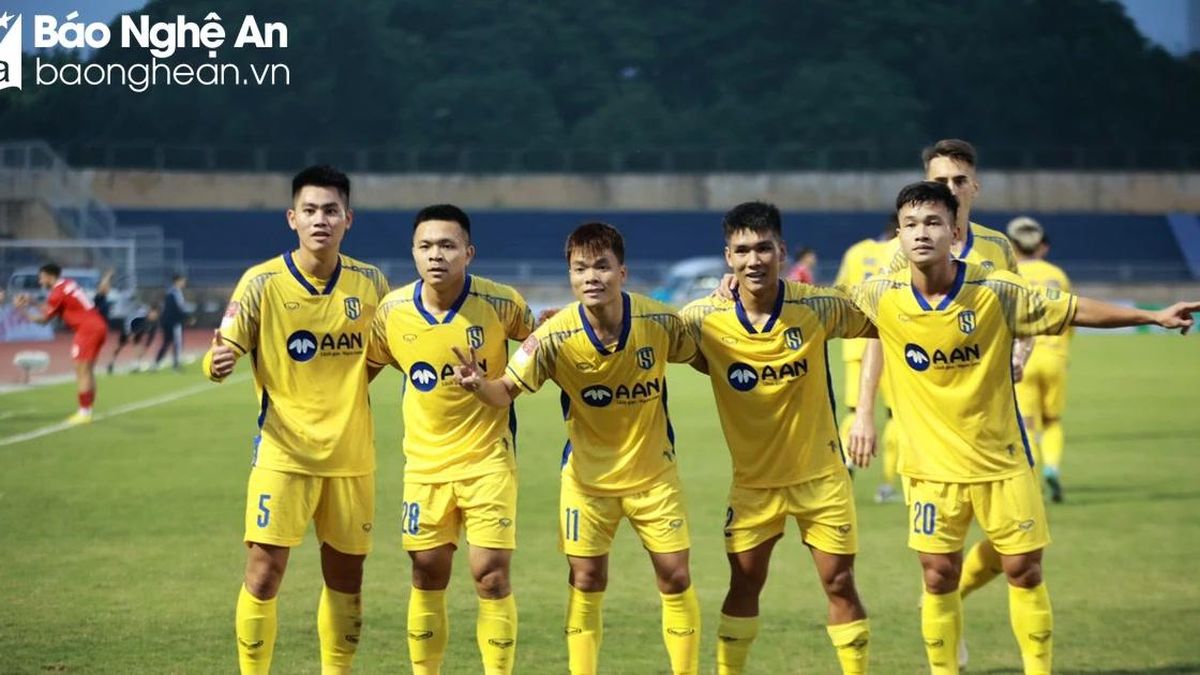 Huấn luyện viên Phan Như Thuật dành lời khen cho các cầu thủ trẻ Sông ...