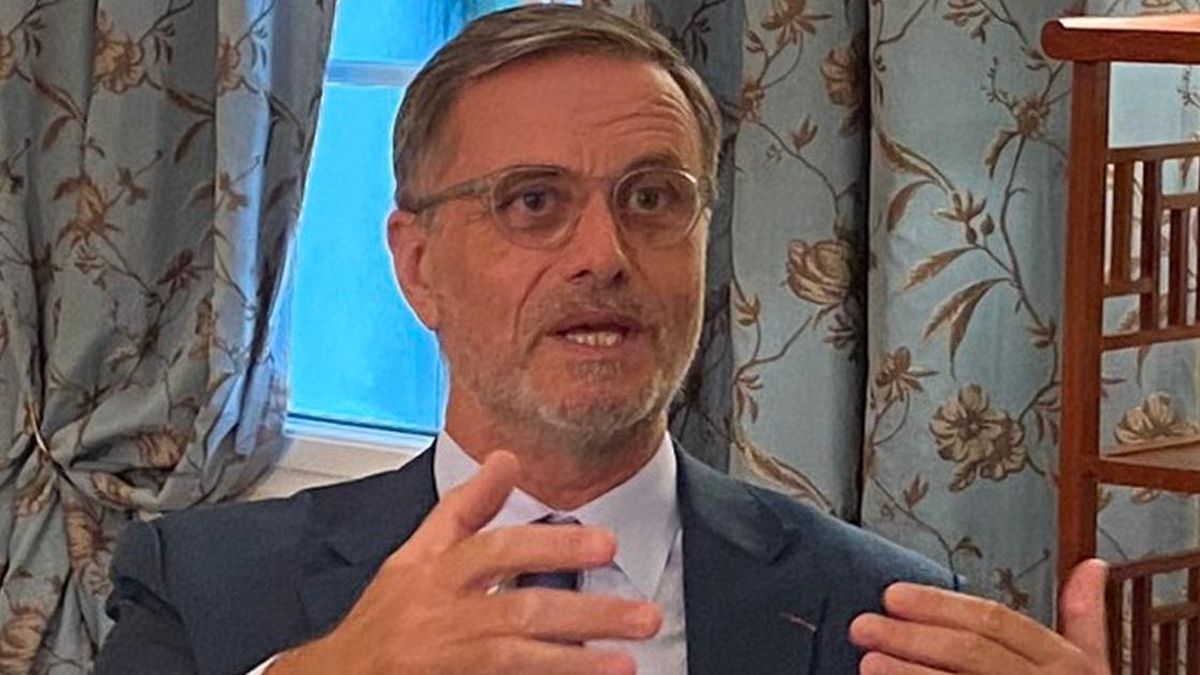 Đại sứ Pháp Olivier Brochet: 'Đi bộ giúp tôi khám phá những điều thú vị ...