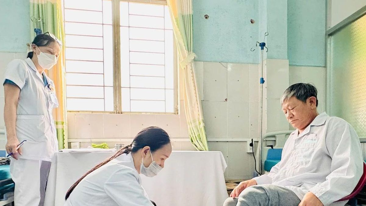 Gần 100 bệnh nhân Pleiku được tầm soát loãng xương miễn phí - Báo Gia Lai