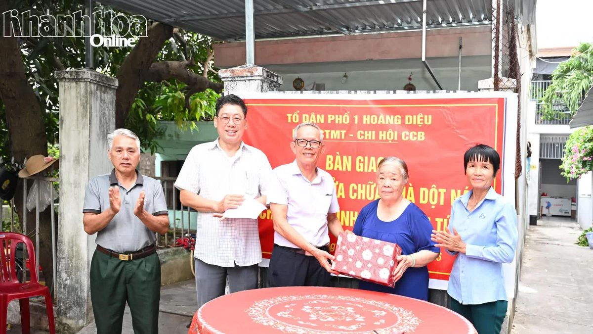 Người dân Tổ dân phố 1 Hoàng Diệu chung tay sửa nhà cho 1 hộ khó khăn ...