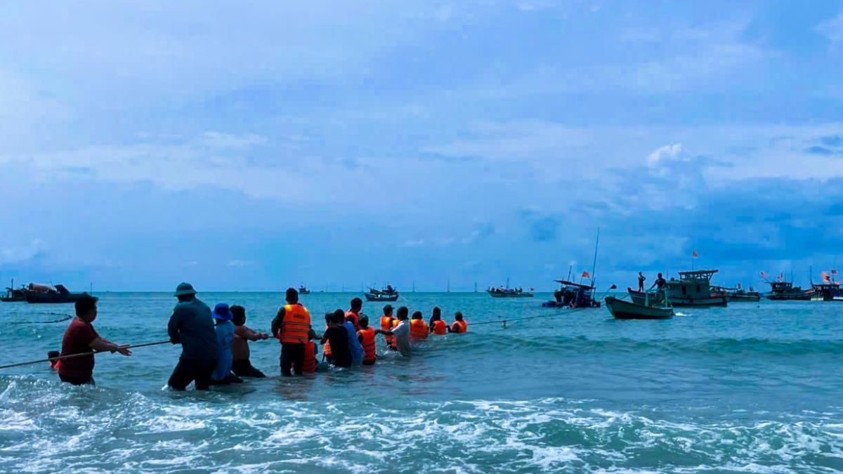 Đồn Biên phòng Hòn Sơn hỗ trợ trục vớt, lai dắt phương tiện bị sóng ...