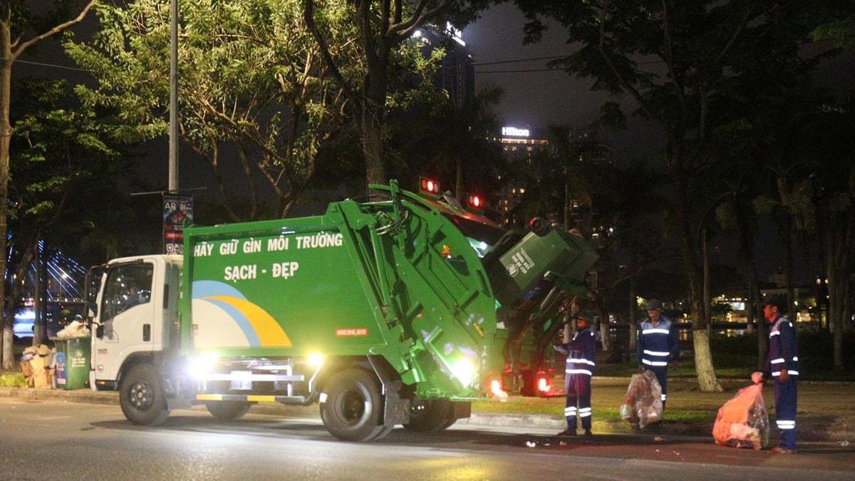Thu gom, vận chuyển 33 tấn rác sau khai mạc DIFF 2026 - Báo Đà Nẵng