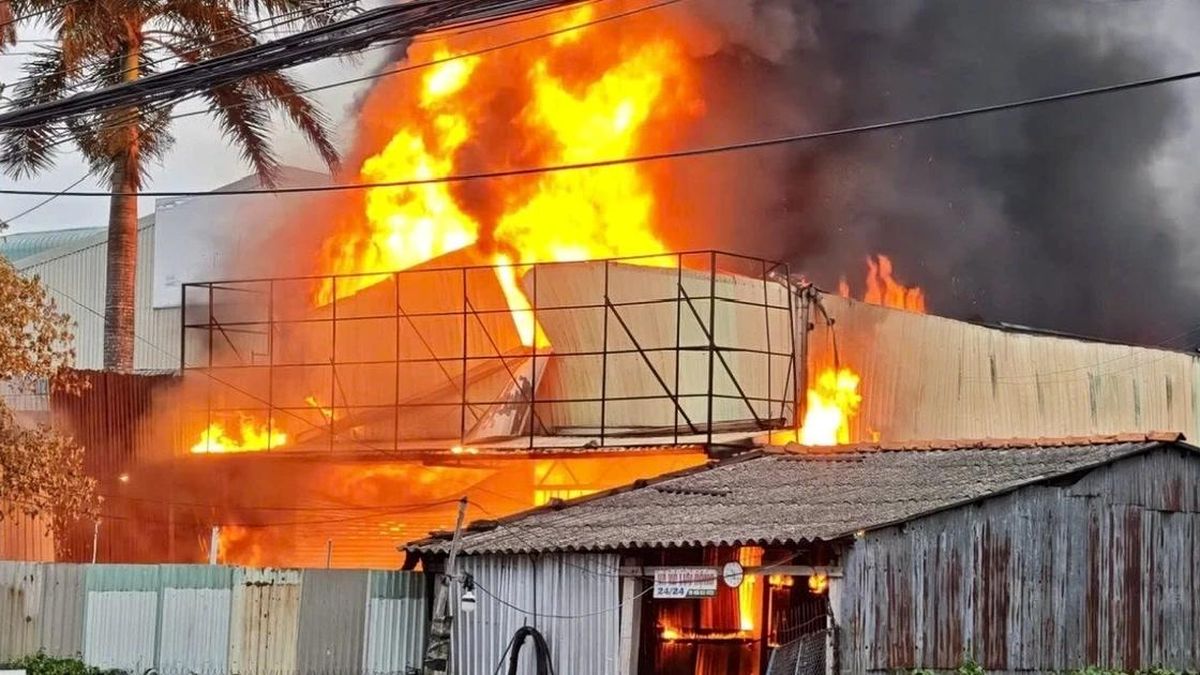 Cháy kho phế liệu hàng trăm mét vuông lan sang tiệm sửa xe - Báo Công ...