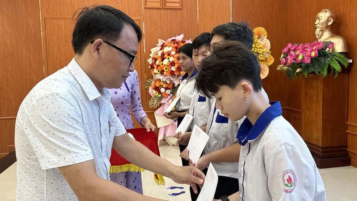 Trao 50 suất học bổng và 30 xe đạp cho học sinh vượt khó xã Hòn Đất ...