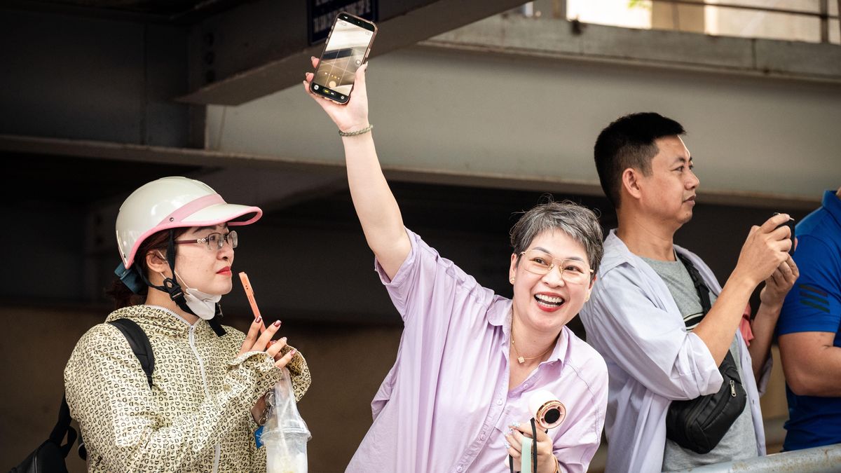 Phụ huynh toát mồ hôi, chen chân đón con thi chuyên Sư phạm - Tạp chí ...