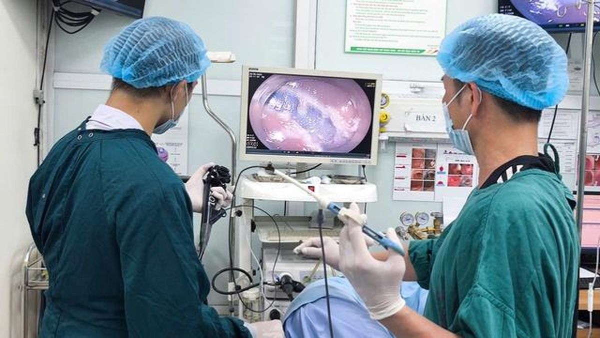 Cứ nghĩ bị trĩ, người phụ nữ bất ngờ phát hiện khối polyp lớn trong ...