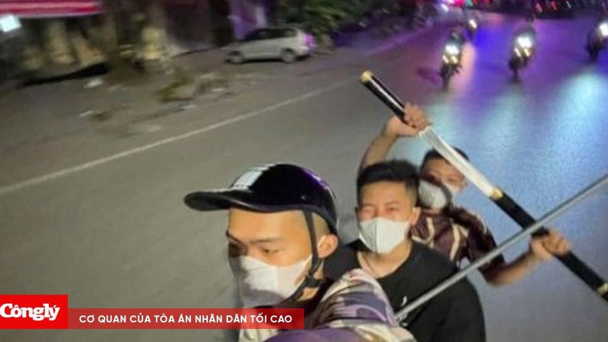 Mang theo súng tự chế, kiếm dạo phố đăng mạng xã hội lấy oai - Báo Công Lý