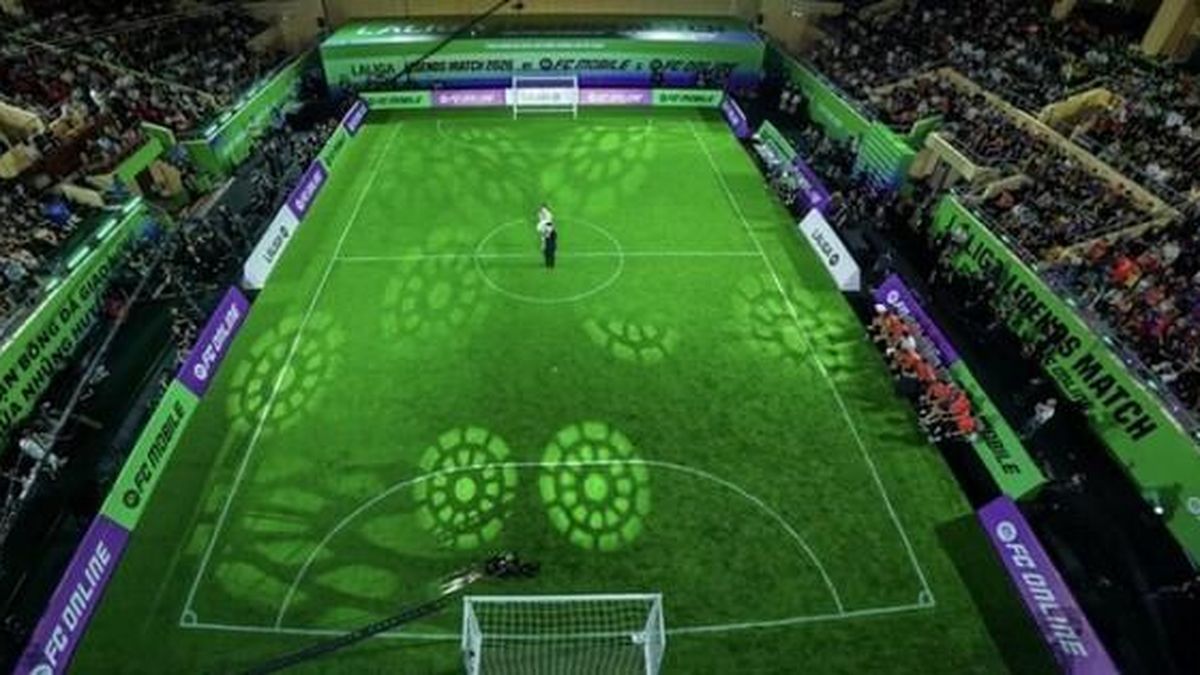 Loạt huyền thoại bóng đá từ thẻ game ra đời thật trong trận đấu đặc ...