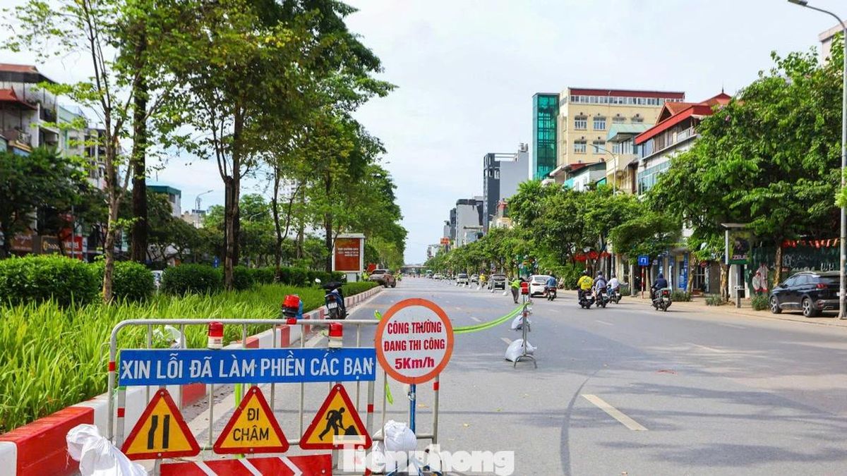 Hà Nội: Rào chắn một phần đường Văn Cao phục vụ thi công metro - Báo ...