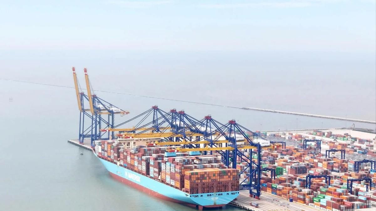 Siêu tàu container thuộc top lớn nhất thế giới cập cảng biển Hải Phòng ...