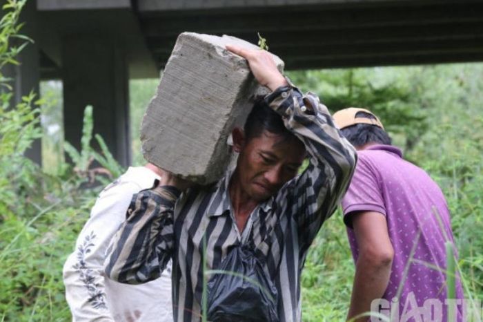 Công nhân lội bùn, vác bê tông cắm cọc vành đai 3 TP.HCM - Báo Giao Thông