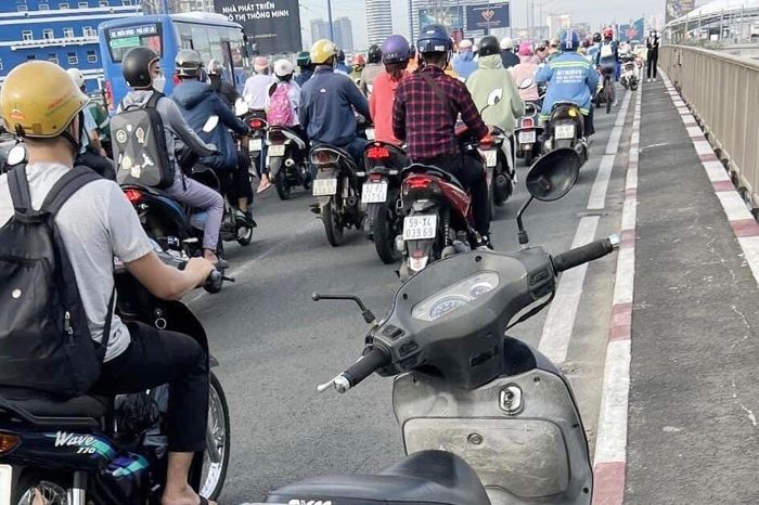 Bỏ lại xe máy và đôi dép, người đàn ông nhảy sông Sài Gòn - Tạp chí Tri ...