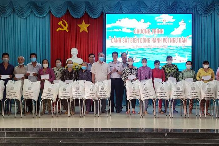 Bộ Tư lệnh Vùng Cảnh sát biển 3 đồng hành với ngư dân tỉnh Tiền Giang ...