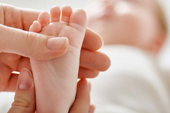 Bàn chân khoèo bẩm sinh ở trẻ: Nhận biết, nguyên nhân và điều trị - Báo ...