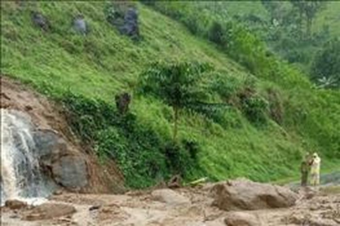 Sạt lở trên đèo Violak khiến giao thông quốc lộ 24 bị chia cắt - Báo ...