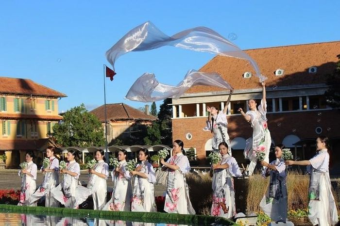 200 mẫu áo dài và thời trang hiện đại tôn vinh cảnh đẹp Đà Lạt - Báo ...