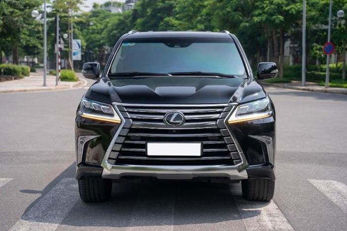 Sau 5 năm sử dụng, Lexus LX 570 cũ được chủ nhân bán lại với giá 'giật ...