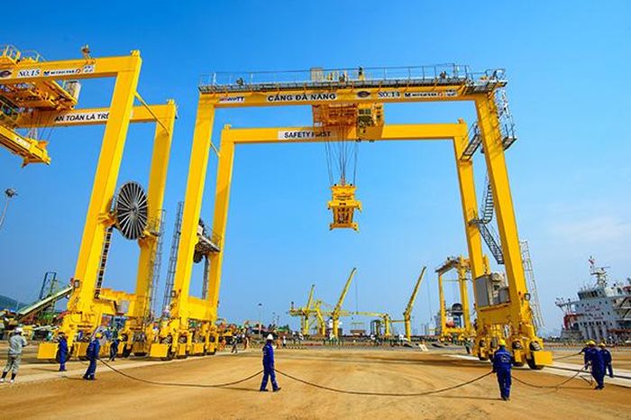 Cảng Đà Nẵng đầu tư 4 khung cẩu bánh lốp ERTG hiện đại hàng đầu thế ...