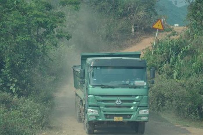 Quảng Nam: Bất chấp đường hết phép đấu nối, xe ben rầm rập vào ra mỏ ...
