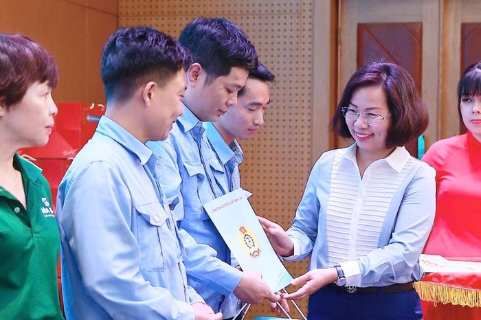 Quận Thanh Xuân tôn vinh các công nhân, lao động tiêu biểu - Báo Kinh ...