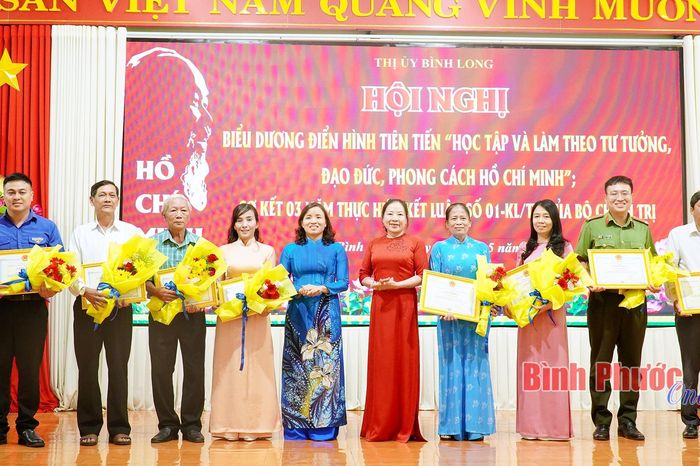 Bình Long tuyên dương điển hình học tập và làm theo Bác - Báo Bình Phước