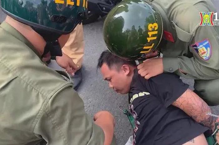 Khống chế lái xe ô tô bỏ chạy, tông người đi đường - Đài Phát thanh và ...