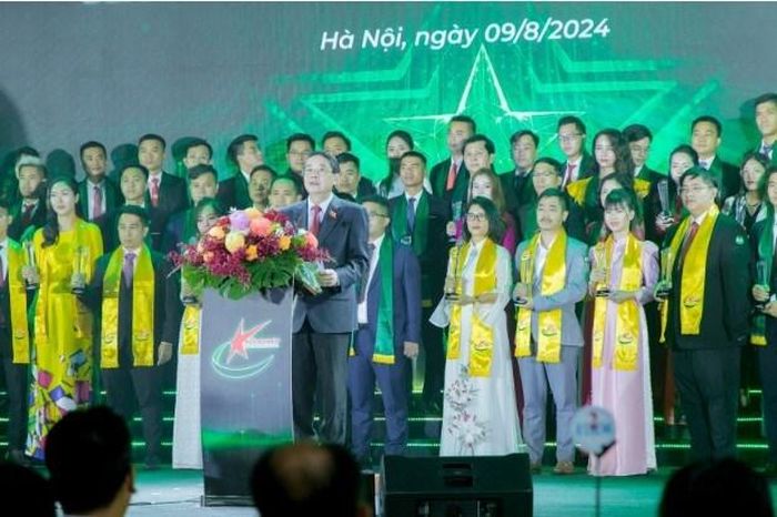 CEO Công ty Cổ phần Bigfa vinh dự đón nhận giải thưởng Top 10 Doanh ...