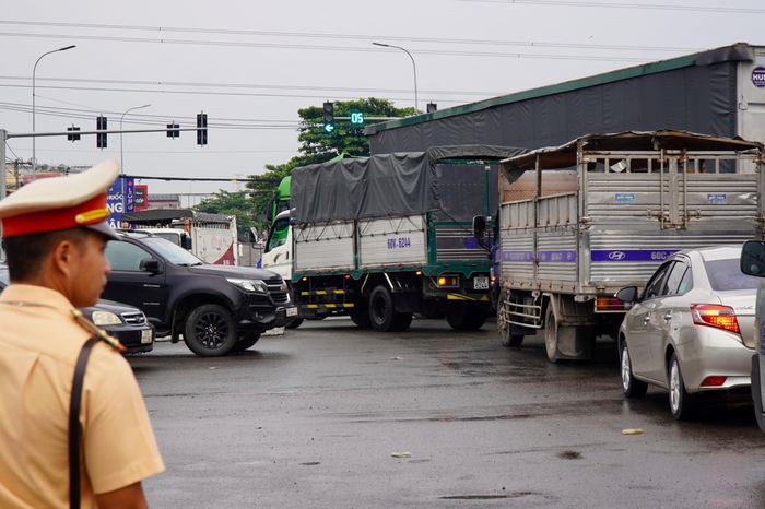 Toàn cảnh dòng xe ùn ứ kéo dài trên Quốc lộ 51 đóng 1 làn để sửa chữa ...