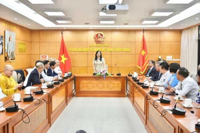 Thứ trưởng Lê Thị Thu Hằng gặp mặt đại biểu kiều bào là Ủy viên Ủy ban ...