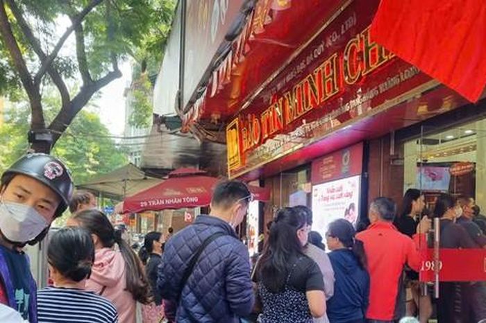 Thấy gì từ việc người dân đang đua bán, chen mua vàng? - Báo Tiền Phong