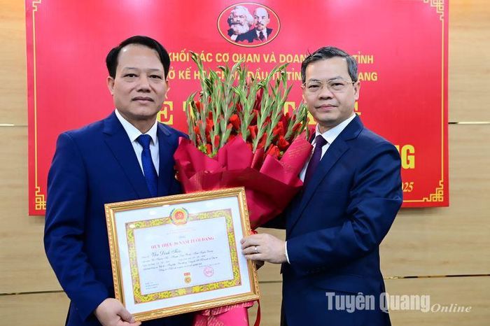 Chủ tịch UBND tỉnh Nguyễn Văn Sơn trao tặng Huy hiệu 30 năm tuổi Đảng ...