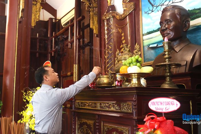 Phó Bí thư Thường trực Tỉnh ủy U Huấn dâng hương tưởng niệm Thủ tướng ...