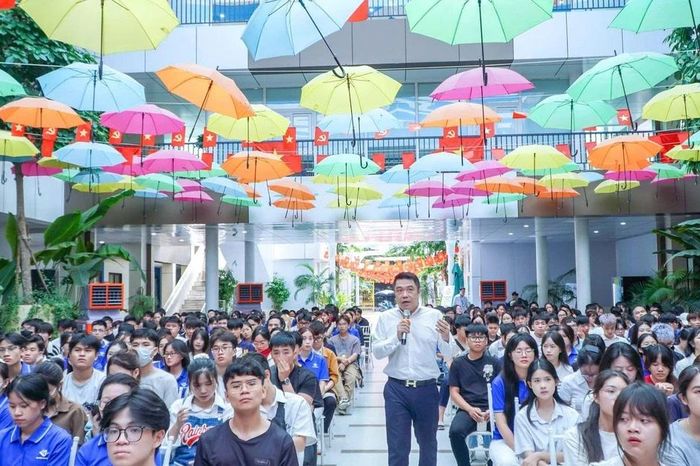 Hơn 1.500 tân sinh viên ETU tìm hiểu về 'AI trong kỷ nguyên chuyển đổi ...