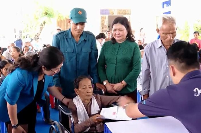 Vĩnh Long khám bệnh phát thuốc miễn phí cho đồng bào Khmer - Báo Điện ...