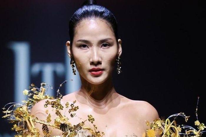 Siêu mẫu Hoàng Thùy dát hơn 100 lá vàng lên người, diễn vedette ở ...