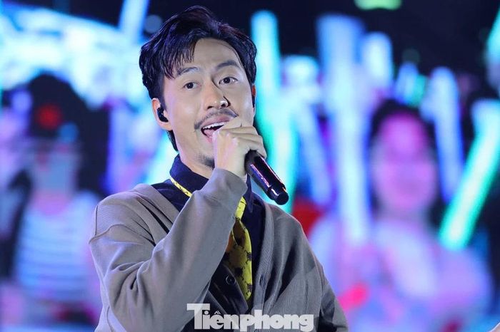Rapper Đen khiến sân vận động Đại học Bách khoa bùng nổ - Báo Tiền Phong