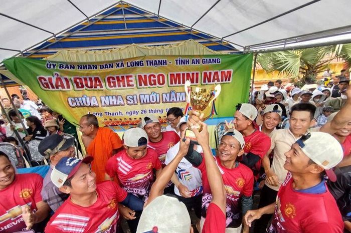 Xã Long Thạnh tổ chức Giải Đua ghe ngo mini năm 2025 - Báo An Giang