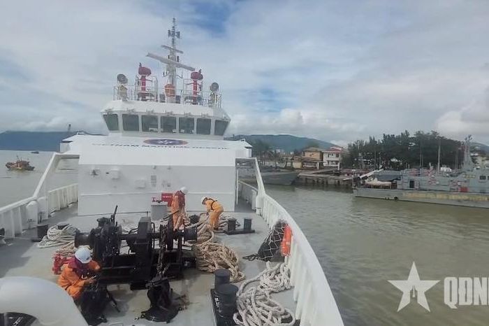 Tàu SAR 631 khẩn trương cơ động cứu người bị nạn trên biển - Báo Quân ...