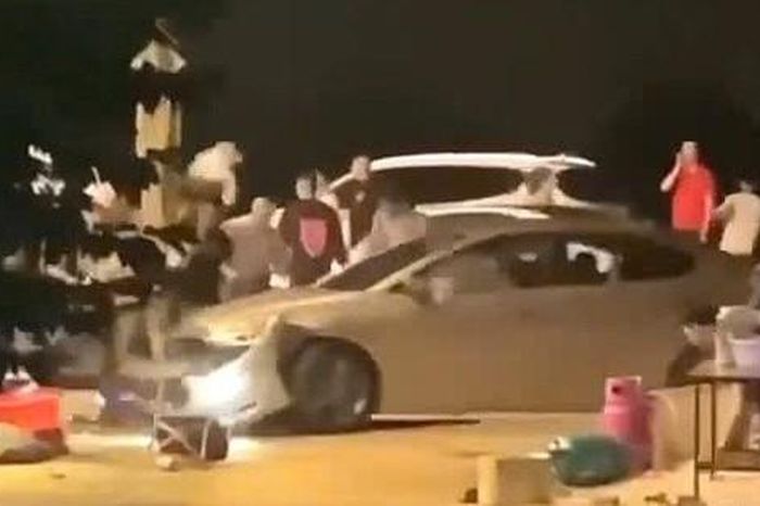 Thêm tình tiết sốc vụ nhóm người đập phá ôtô, tài xế 'điên loạn' tông ...