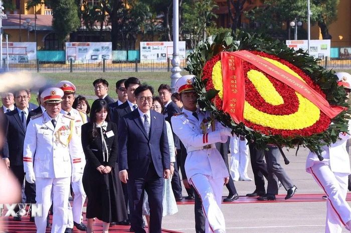 Chủ tịch Quốc hội Hàn Quốc Woo Won Shik và Phu nhân vào Lăng viếng Chủ ...