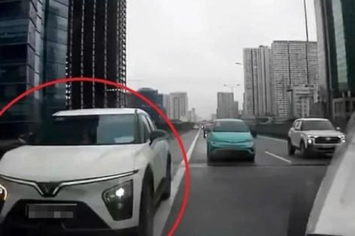 Vì sao CSGT không xử phạt một lái xe đi vào làn khẩn cấp đường Vành đai ...