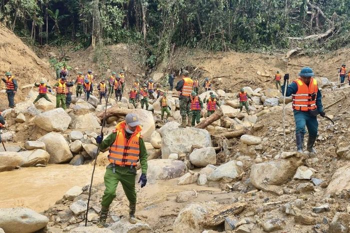 Hơn 100 người bám hiện trường sạt lở núi, tìm 2 nạn nhân mất tích - Báo ...