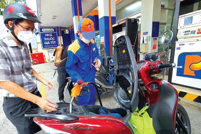 Giảm giá xăng từ 15 giờ hôm nay, E5 RON92 còn 19.288 đồng, RON95-III 20 ...