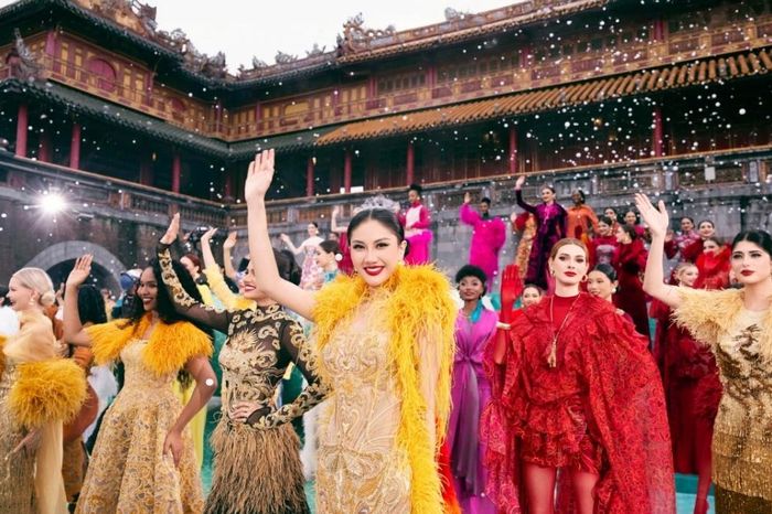 Trình diễn thời trang 'Hello Cosmo From Vietnam' khởi động Hoa hậu Hoàn ...