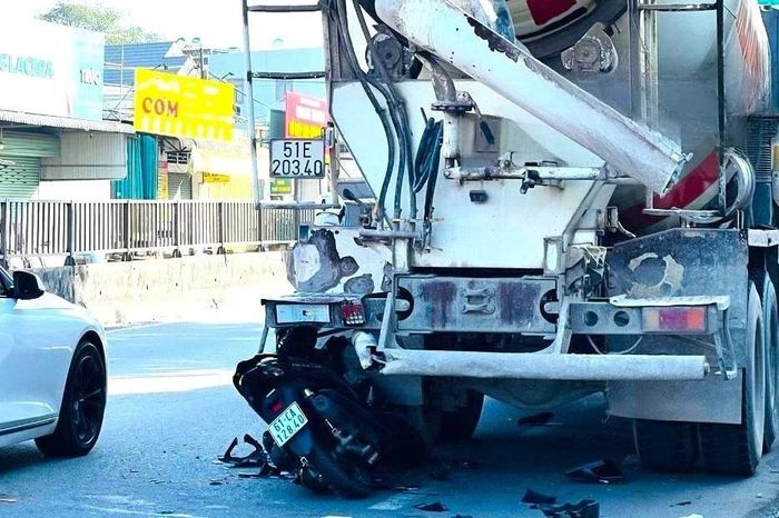Xe máy tông đuôi xe bồn, hai người bị thương nặng tại TPHCM - Chuyên ...