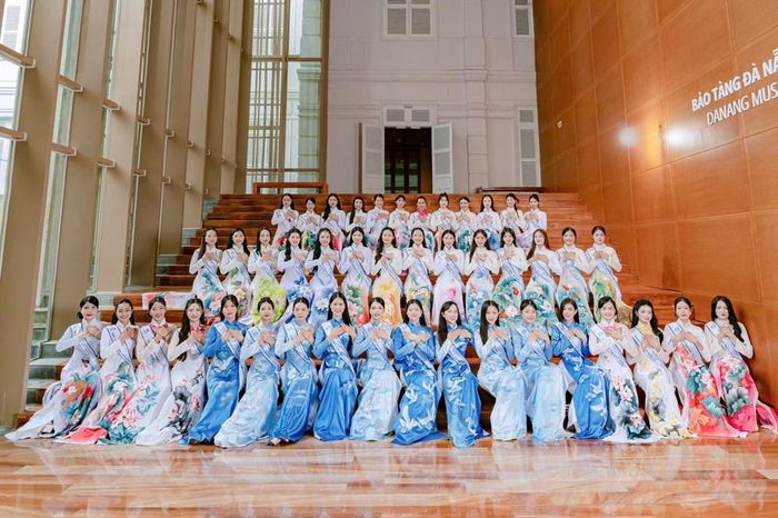 Nữ sinh diện áo dài nền nã tham quan Bảo tàng Đà Nẵng - Báo Văn hóa